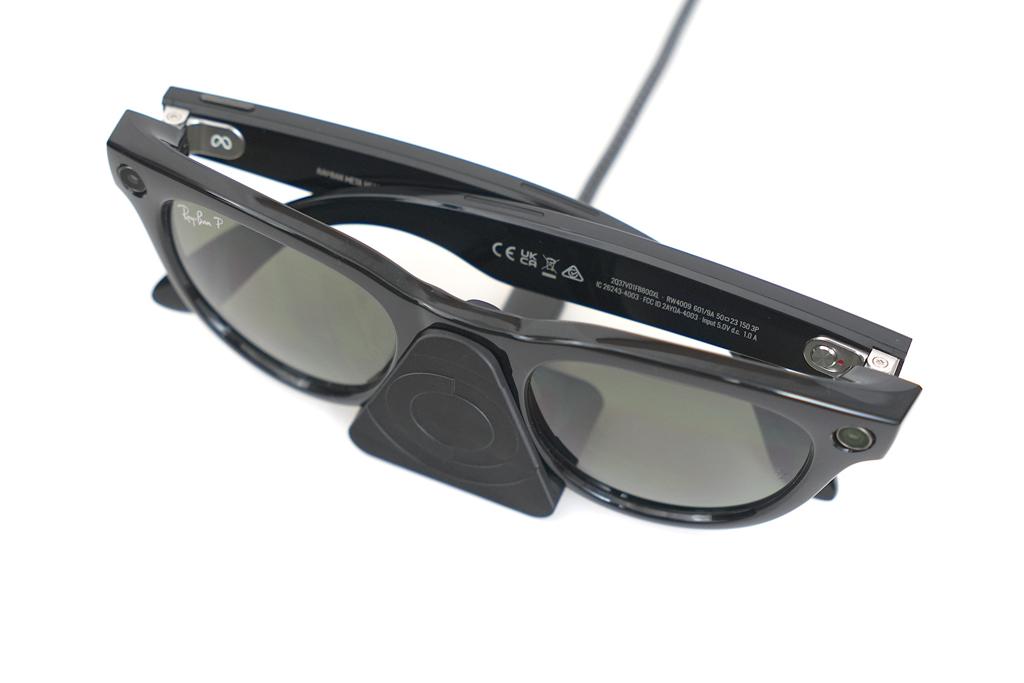 Ray-Ban Meta - Smart-Glasses charging stand with USB-C